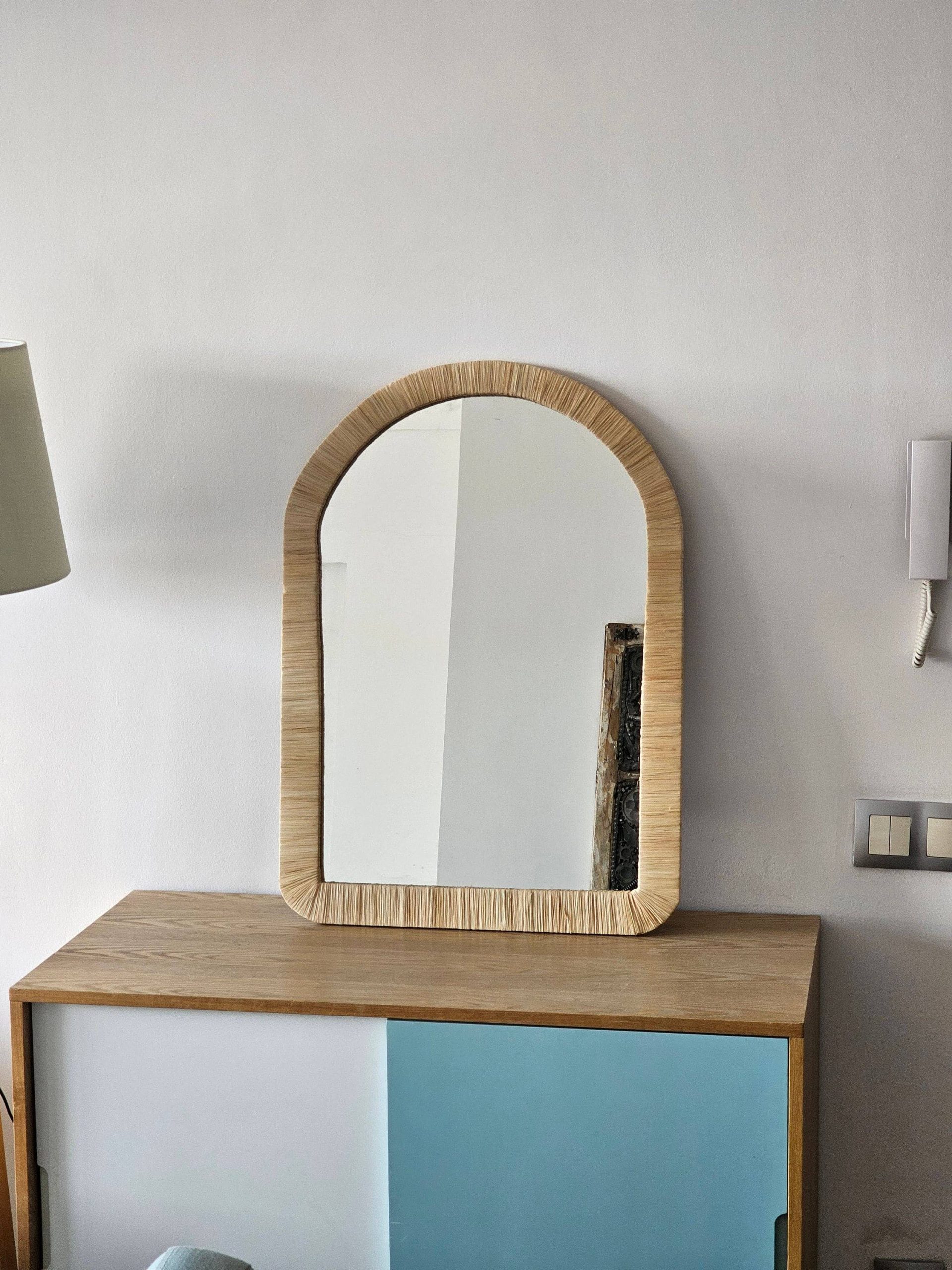 Moroccan raffia mirror in round shape