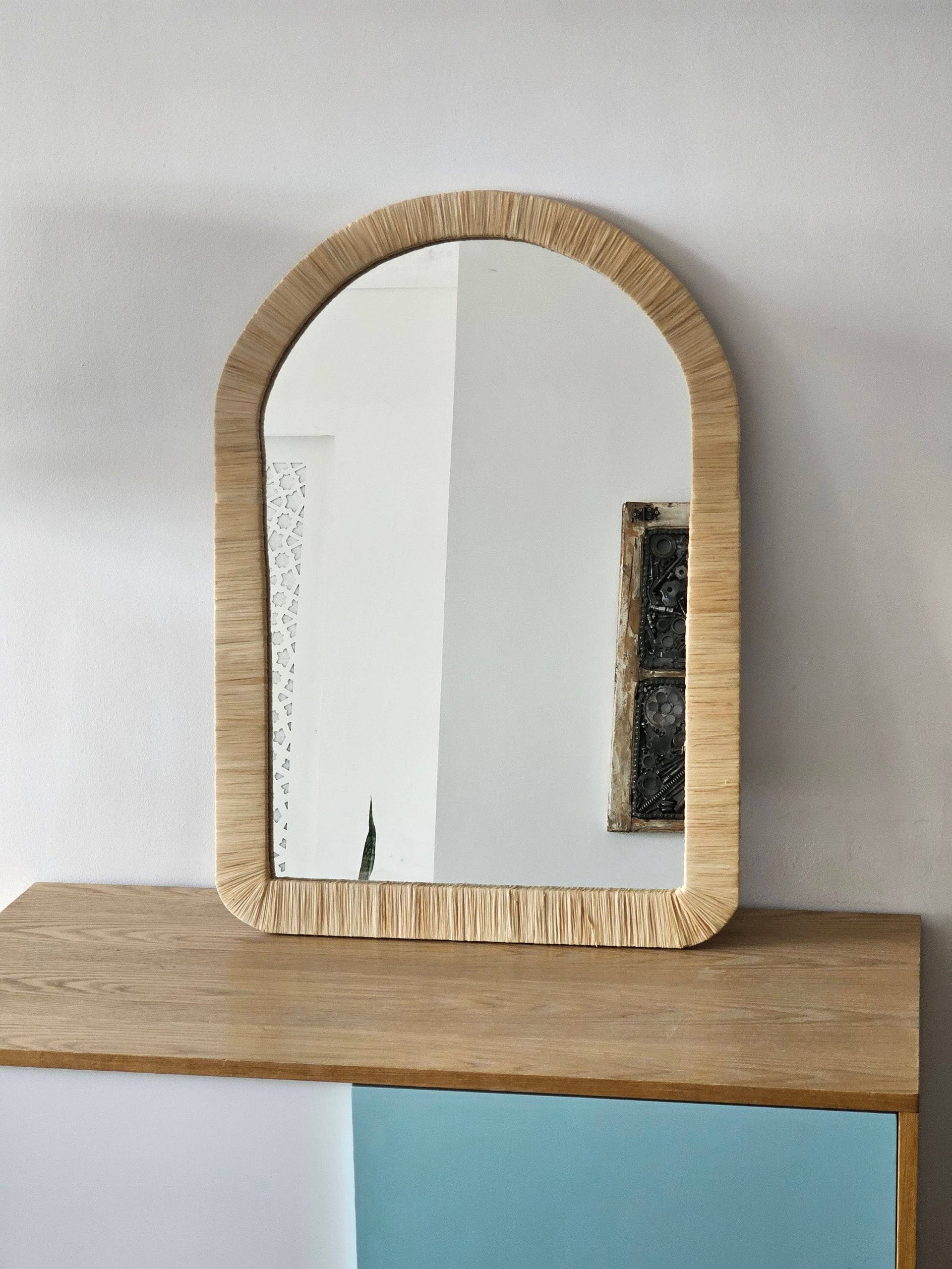 Moroccan raffia mirror in round shape
